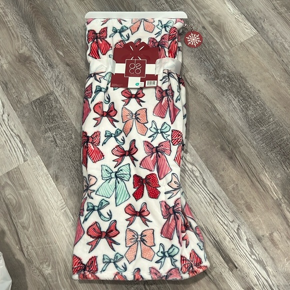 Deco | Holiday | Deco Viral Bow Soft Plush Throw | Poshmark